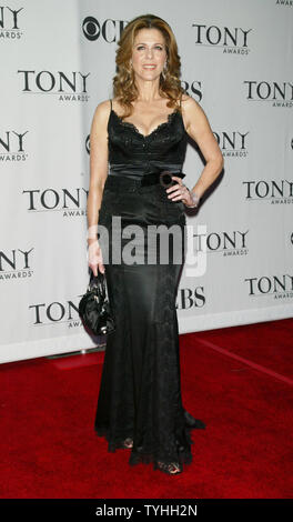 Rita Wilson arrives at the 60th annual Academy of Country Music Awards ...