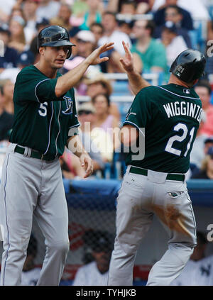 Tampa Bay Devil Rays' Rocco Baldelli (5) disagrees with home plate ...