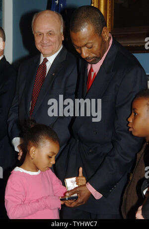 Wesley Autrey, subway rescue hero, attends Time magazine 100 Most ...