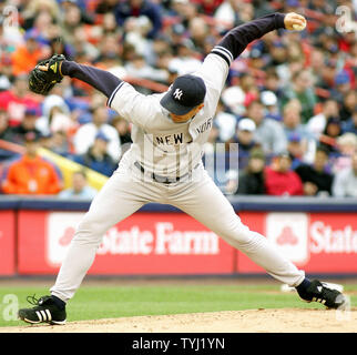 New York Mets starter Mike Pelfrey pitches in the first inning against ...