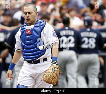 New York Mets' Paul Lo Duca scores, running past the gesturing Chicago ...