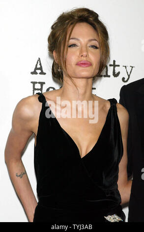 Angelina Jolie arrives for the premiere of "A Mighty Heart" at the ...