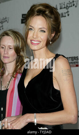 Angelina Jolie arrives for the premiere of "A Mighty Heart" at the ...