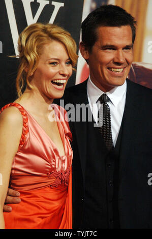 Actress Elizabeth Banks, who portrays First Lady Laura Bush, and actor ...