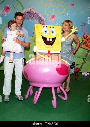 Actress Amy Carlson and her family pose with Spongebob Squarepants wax ...