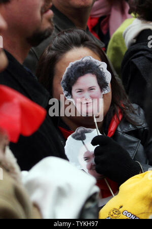 Fans support Susan Boyle as she performs on the NBC Today Show at ...