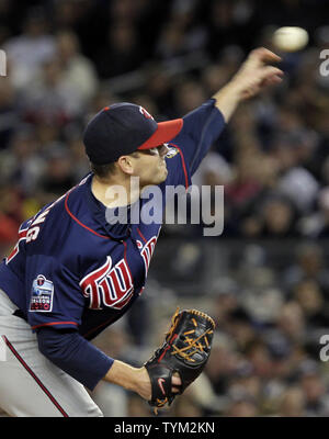Minnesota Twins pitcher Brian Duensing is pulled from the game during ...