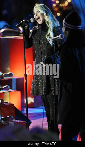 Jessica Simpson performs at the 2010 Rockefeller Center tree lighting ...