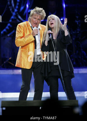 Rod Stewart and Stevie Nicks perform live solo acts and duet at Madison ...