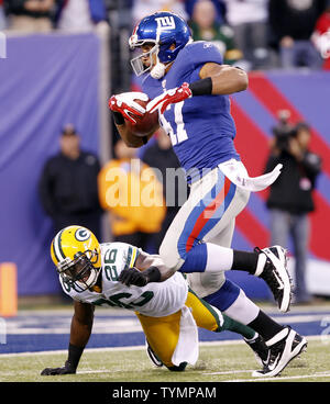 Green Bay Packers' Charlie Peprah knocks Minnesota Vikings' Percy ...