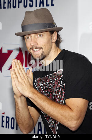 Jason Mraz arrives on the red carpet at the Songwriters Hall of Fame ...