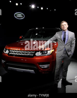Daniel Craig unveils the new Range Rover Sport in advance of the cars ...