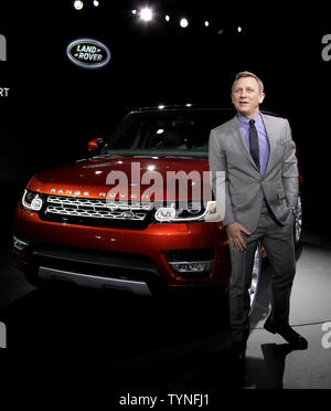 Daniel Craig unveils the new Range Rover Sport in advance of the cars ...