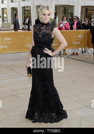 Ashlee Simpson arrives on the red carpet at the 2025 MTV Video Music ...