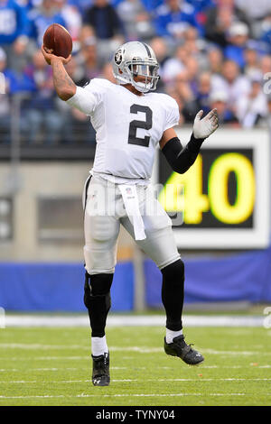 November 10, 2013: Oakland Raiders quarterback Terrelle Pryor (2) looks ...