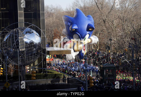 Sonic the Hedgehog Giant balloon in the Macy's 2011 Thanksgiving Day ...