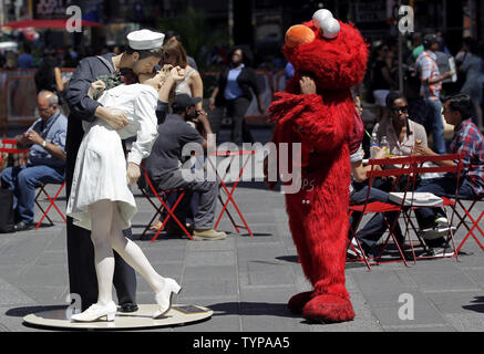 giant statue of sailor kissing nurse san diego USS midway museum 12 ...