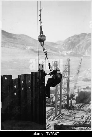 Workman placing steel piling in cofferdam cell Stock Photo - Alamy