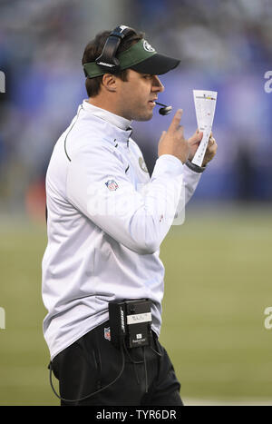 New York Jets quarterbacks coach Charles London heads to the field ...