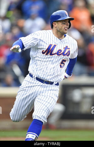 New York Mets first baseman Pete Alonso (20) in the third inning of a ...