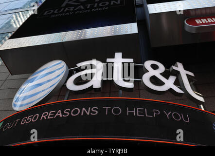 Time Warner Cable retail store with a banner rebranding it Spectrum in ...
