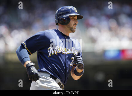Milwaukee Brewers' Travis Shaw runs during the fifth inning of a ...