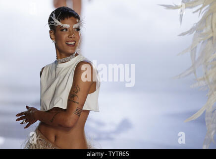 Halsey on the runway for 2018 Victoria's Secret Fashion Show - Runway ...