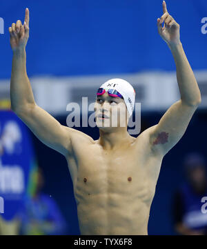 Sun Yang of China celebrates after winning the men's 200m freestyle ...
