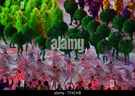 A Carnival parade ends the Closing Ceremony in Maracan‹ Stadium at the ...