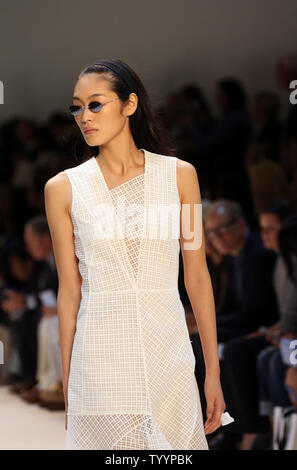 Akris Paris Ready to Wear Spring Summer Model Yevgeniya Kedrova ...