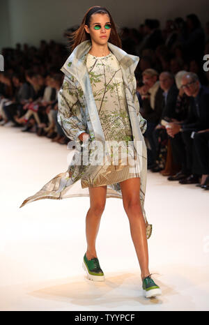 Akris Paris Ready to Wear Spring Summer Model Yevgeniya Kedrova ...