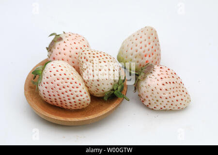 Net red strawberry, Japanese light snow strawberry, also known as white ...