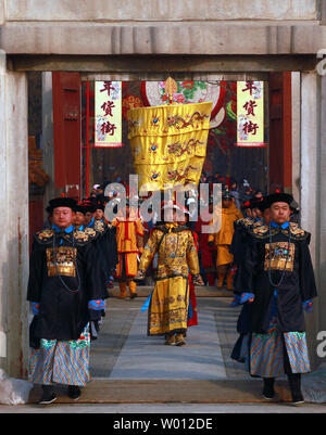 Chinese soldiers dressed as Qing Dynasty guards and as an emperor ...