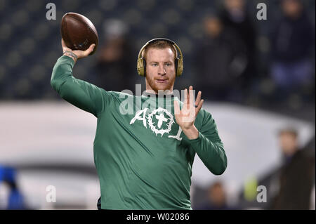 Philadelphia Eagles' Carson Wentz warms up before an NFL football game ...