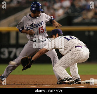 Los Angeles Dodgers pitcher Livan Reinoso (27) looks in for the sign ...