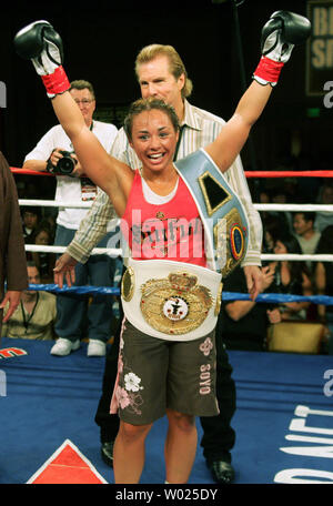 Challenger Elena "Baby Doll Reid" (R) of Las Vegas hits champion Shin ...