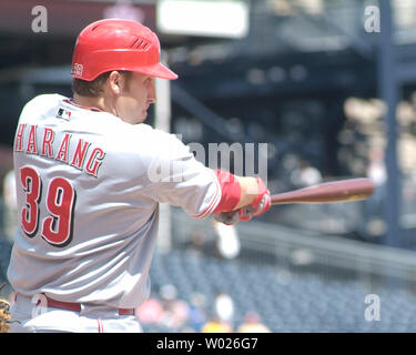 Cincinnati Reds pitcher Aaron Harang releases a pitch against the ...