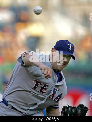 Texas Rangers pitcher Kameron Loe pitches during spring training ...