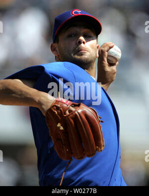 Chicago Cubs' Ted Lilly pitches against the Cincinnati Reds in the ...
