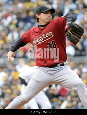 Houston Astros pitcher Brian Moehler throws against the Pittsburgh ...