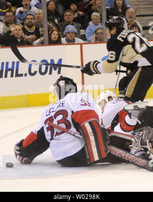 Ottawa Senators goalie Pascal Leclaire douses himself with water during ...