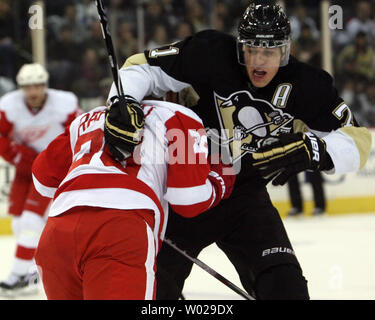 Pittsburgh Penguins' Evgeni Malkin (71) celebrates with Justin Brazeau ...