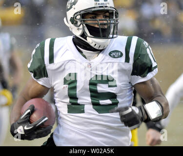New York Jets' Brad Smith (16) is congratulated by teammates after his ...