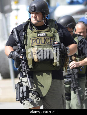 Pittsburgh police SWAT team members stand down and depart Gateway ...
