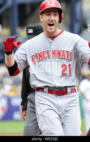 Cincinnati Reds third baseman Todd Frazier breaks a bat while hitting ...