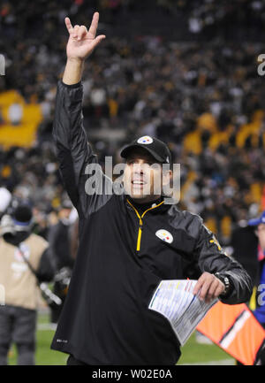 Baltimore Ravens offensive coordinator Todd Monken looks on during pre ...