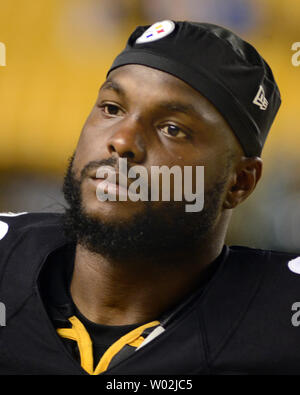Pittsburgh Steelers running back Fitzgerald Toussaint, right, at ...