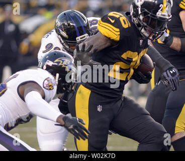 Baltimore Ravens nose tackle Brandon Williams (98) walks off the field ...