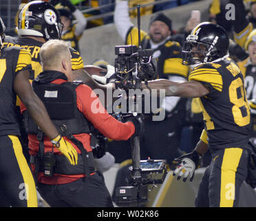 Pittsburgh Steelers guard Ramon Foster (73) wears an NFL Salute to ...