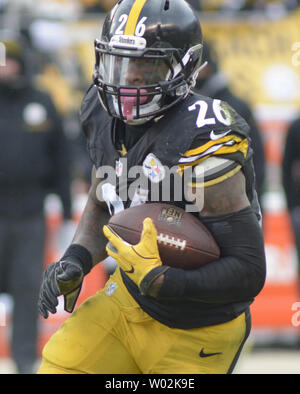 Miami Dolphins defensive tackle Jordan Phillips (94) runs onto the ...
